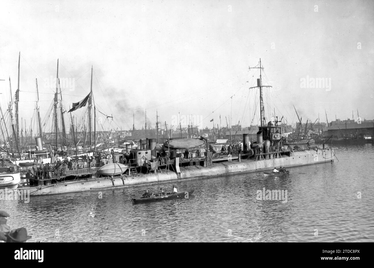 01/19/1920. Barcelona. A warship. The French torpedo boat "Pique ...
