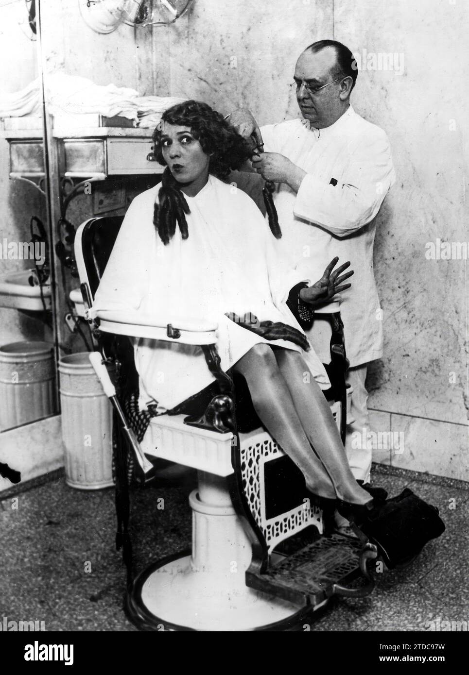 12/31/1929. Mary Pickford "symbolically" dispenses with her ringlets ...