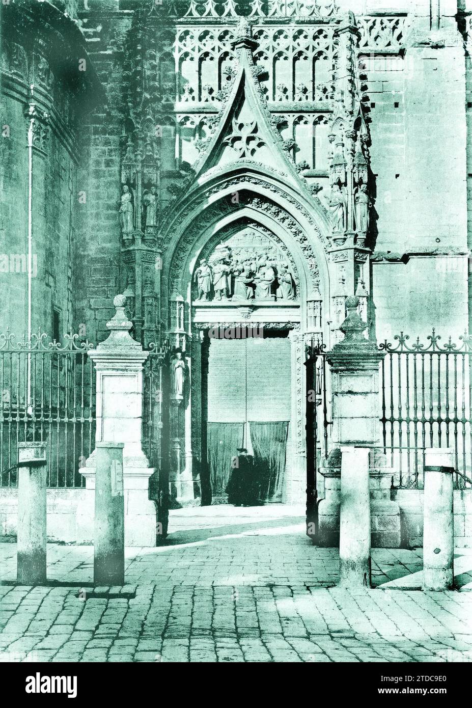 12/31/1892. View of the Palos gate. Cathedral. Credit: Album / Archivo ...