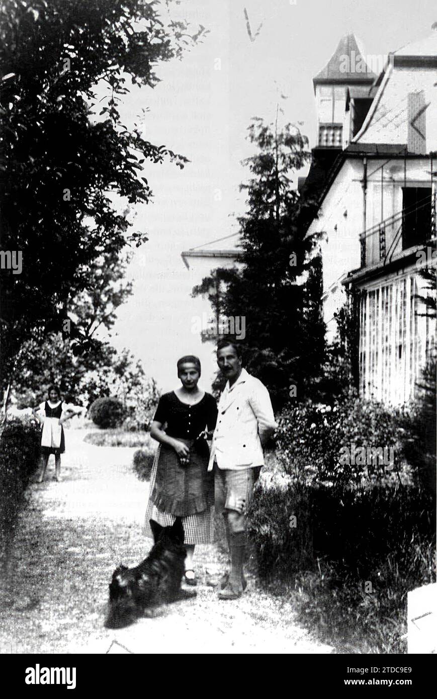 12/31/1929. Stefan Zweig poses (left) with his first wife, Frederike ...