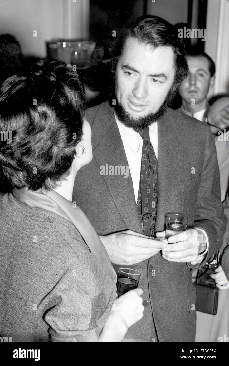12/31/1953. Gregory Peck, passing through Madrid, with a beard to ...