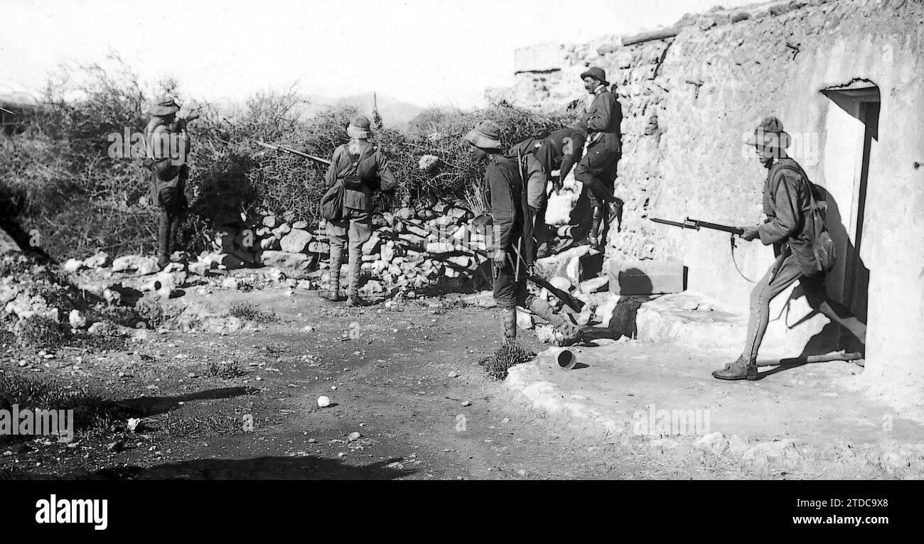 Soldiers hiding hi-res stock photography and images - Alamy