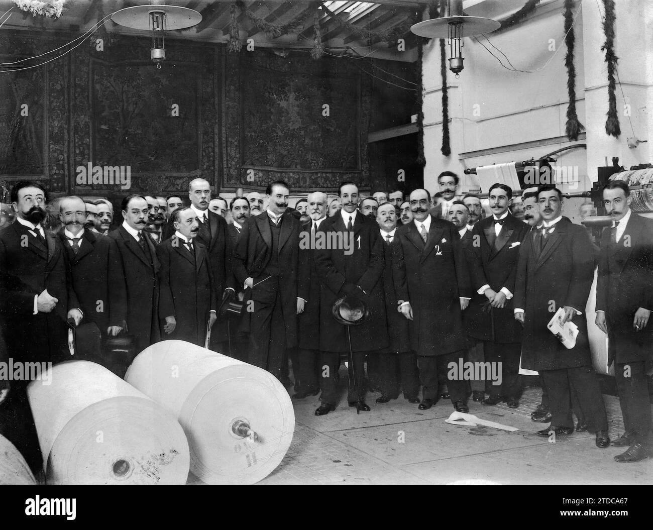 03/07/1913. The new house of "el Imparcial". HM the King (1), the ...