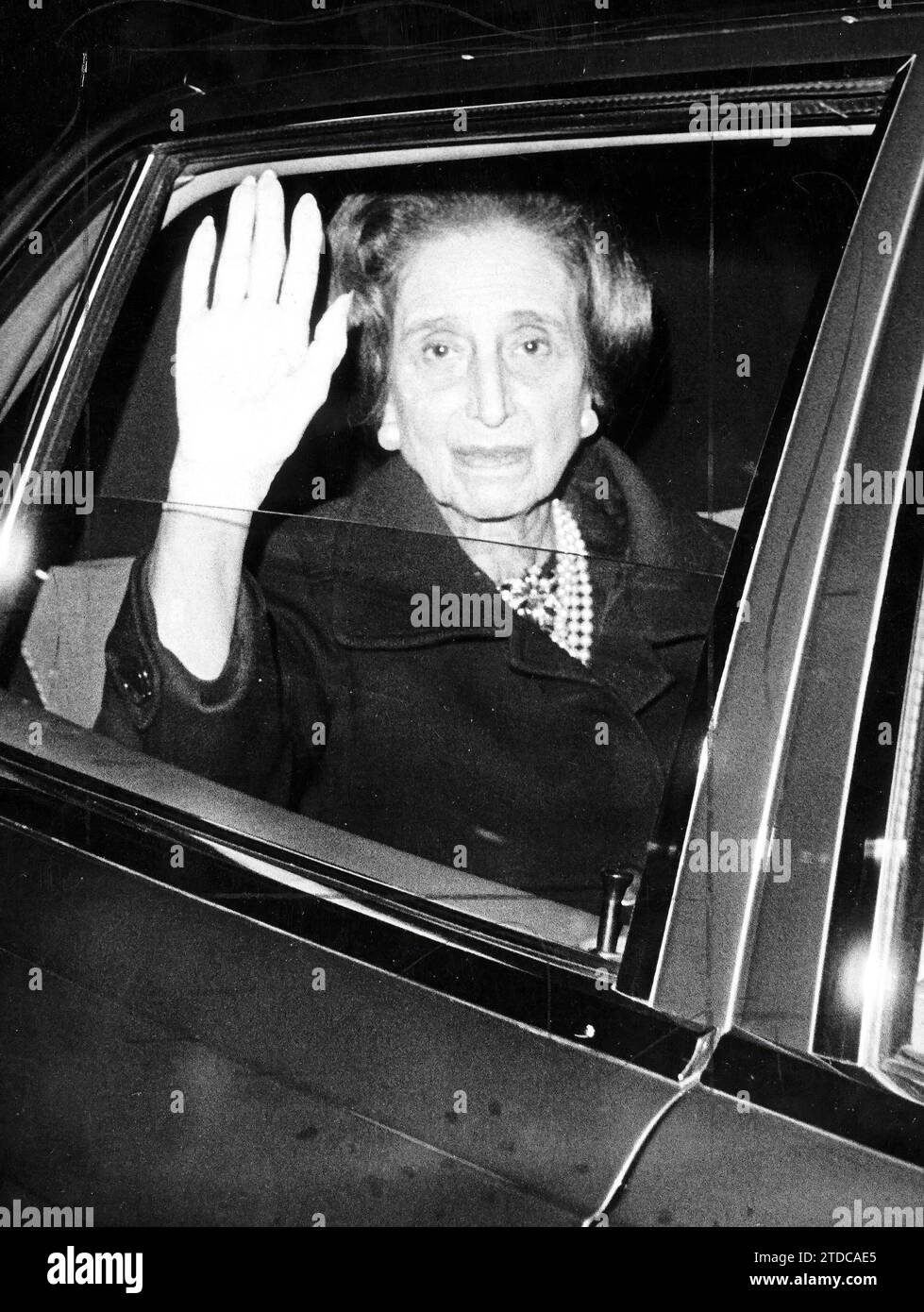 11/18/1975. Carmen Polo waving from the car at the exit of "La Paz ...