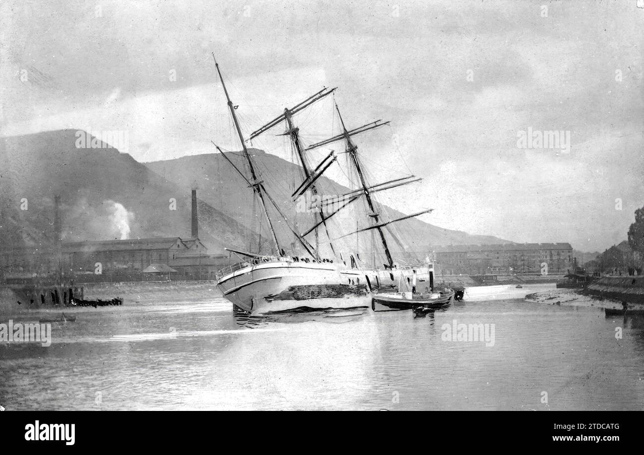 02/29/1908. Bilbao. The French boat "Dupleix" stranded at the mouth of ...