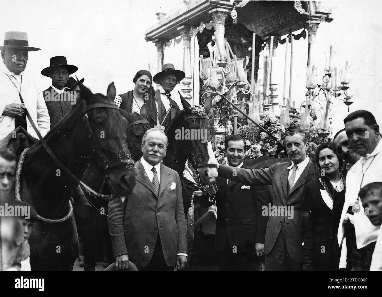 The Álvarez Quintero Brothers before the Triana simpecado. It was the ...