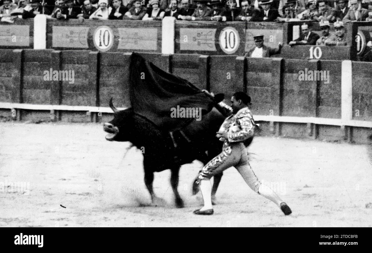 Chest pass hi-res stock photography and images - Alamy