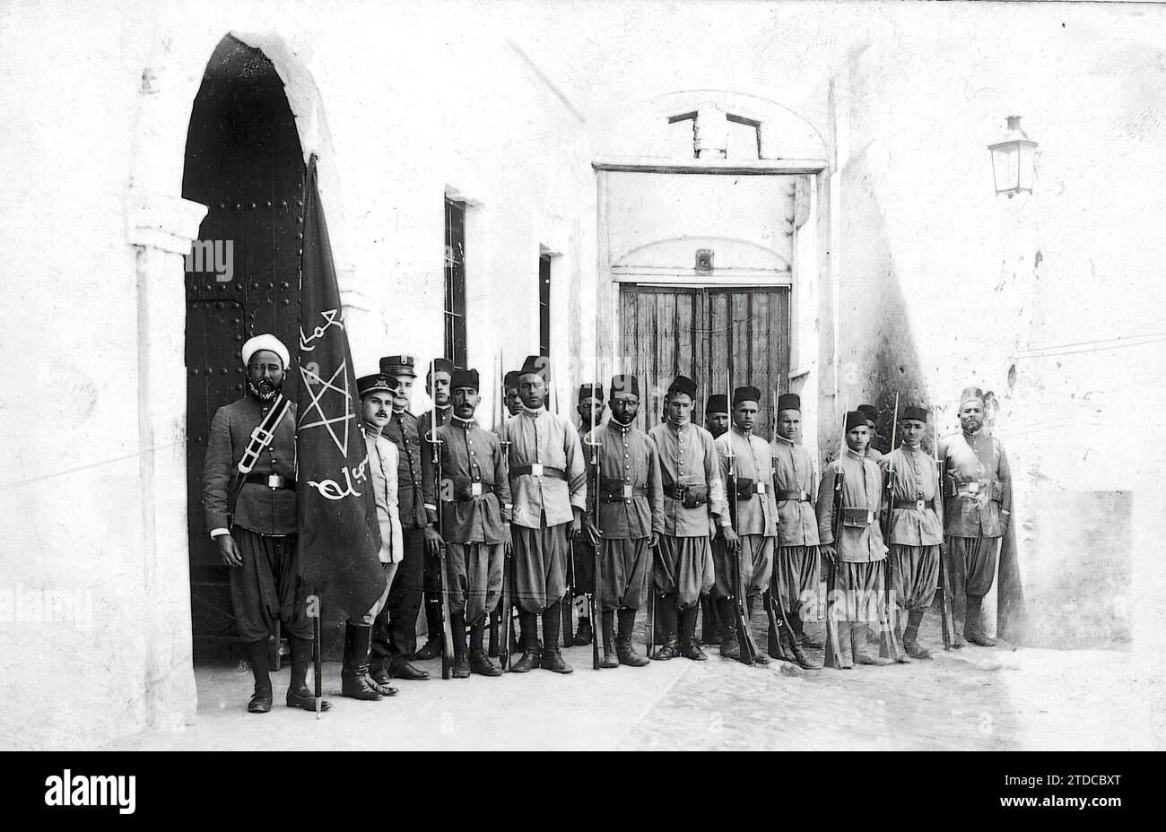 06/01/1911. Spanish troops in Larache. Escort of the Spanish Tabor flag ...