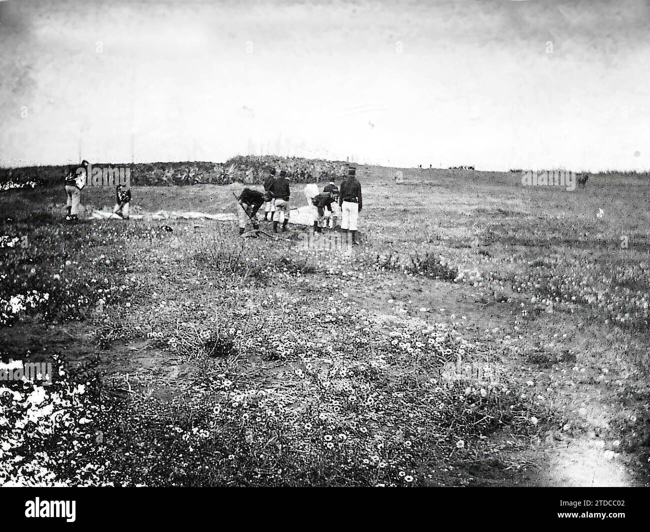 06/01/1911. Larache. The Spanish Soldiers placing the first tent in the ...