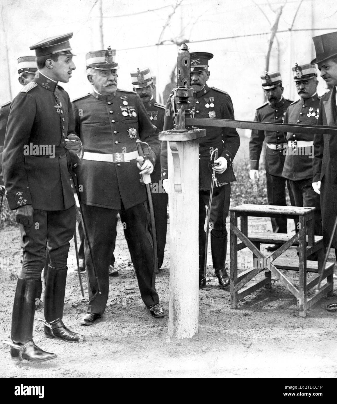 03/28/1911. D. Alfonso Xiii in the military pyrotechnics of Seville ...