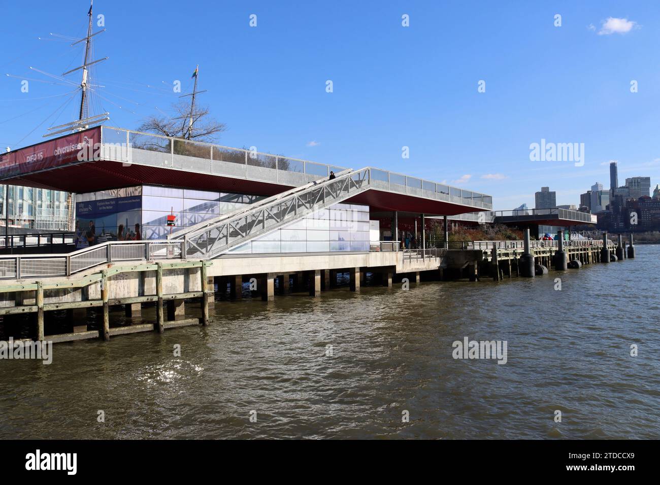 Pier 15 east river hi-res stock photography and images - Alamy