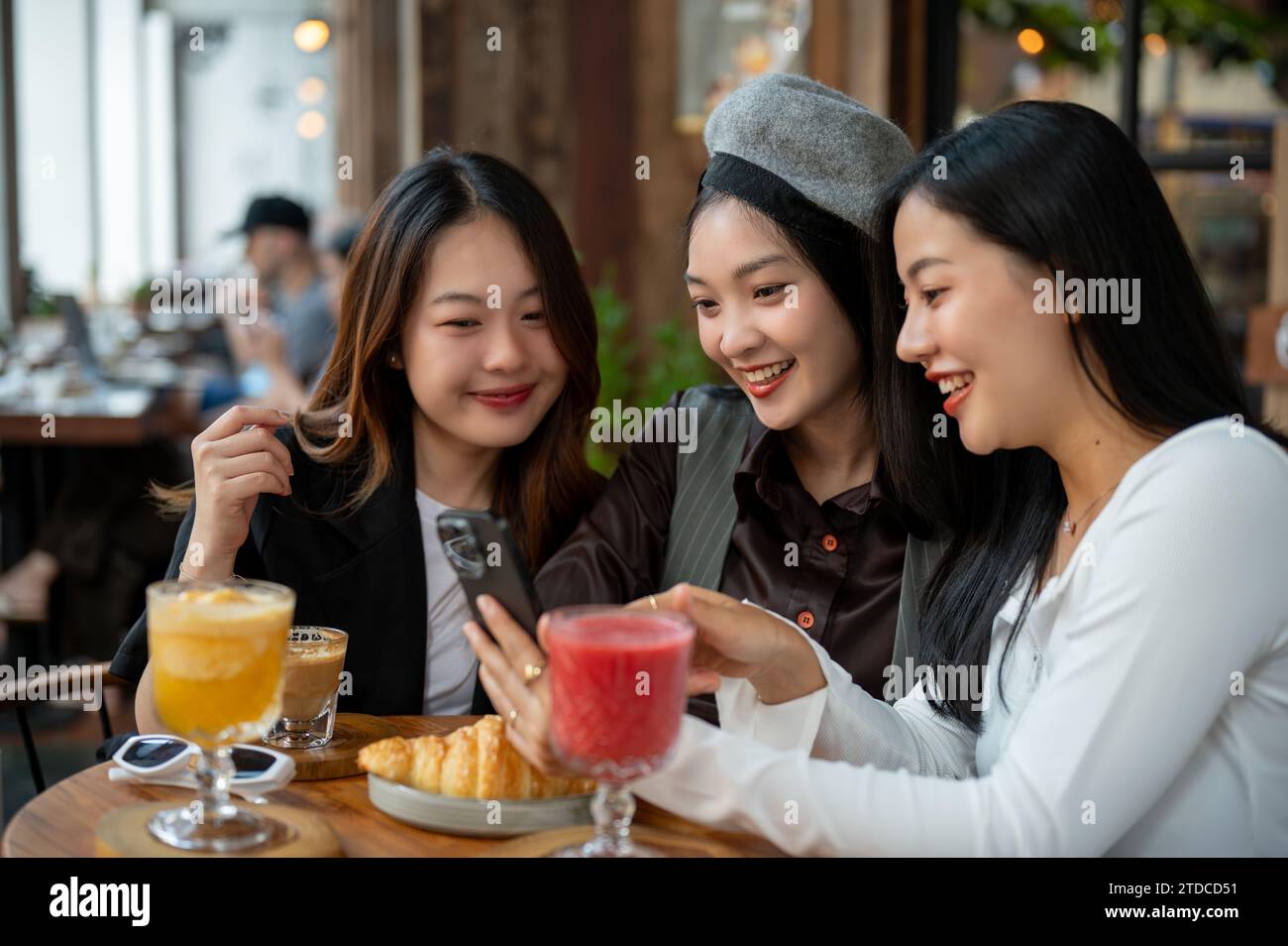 Chit chatting hi-res stock photography and images - Alamy