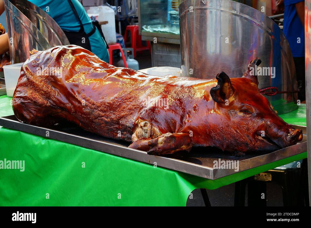 A whole roasted pig Stock Photo - Alamy