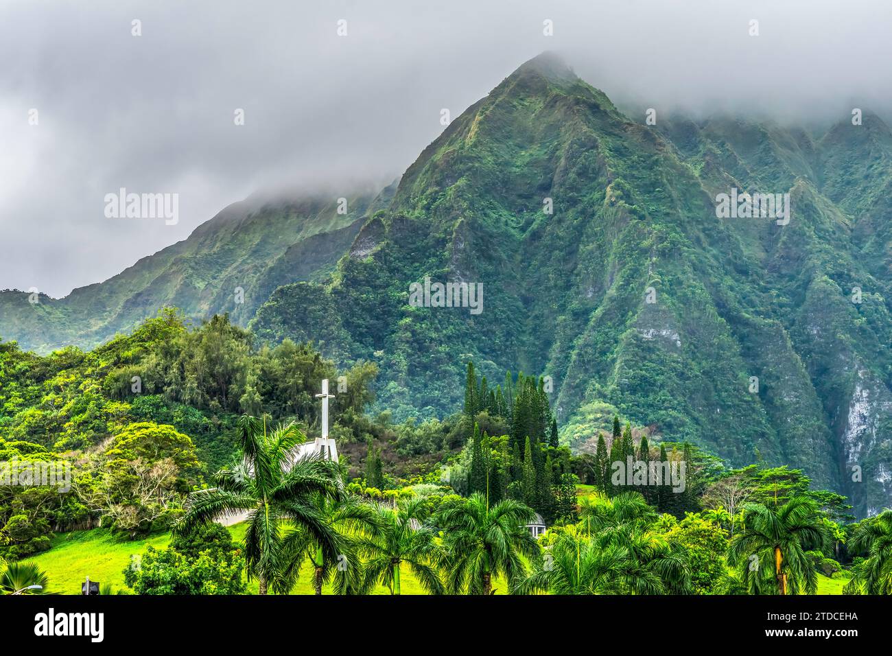 Colorful Valley of the Temples Memorial Park Green Koolau Mountain ...