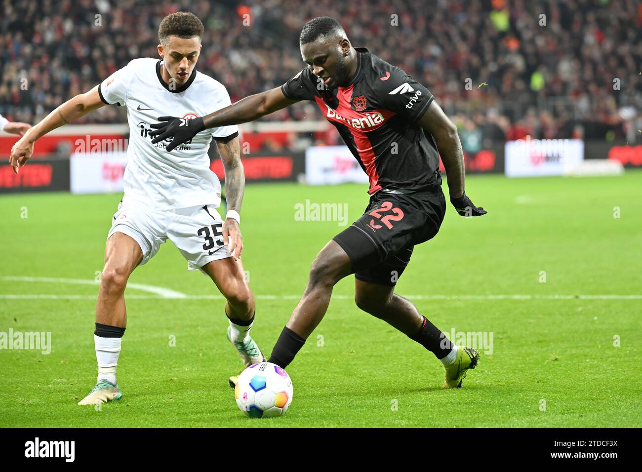 Leverkusen, Germany. 17th Dec, 2023. Victor Boniface (R) of Bayer 04 ...