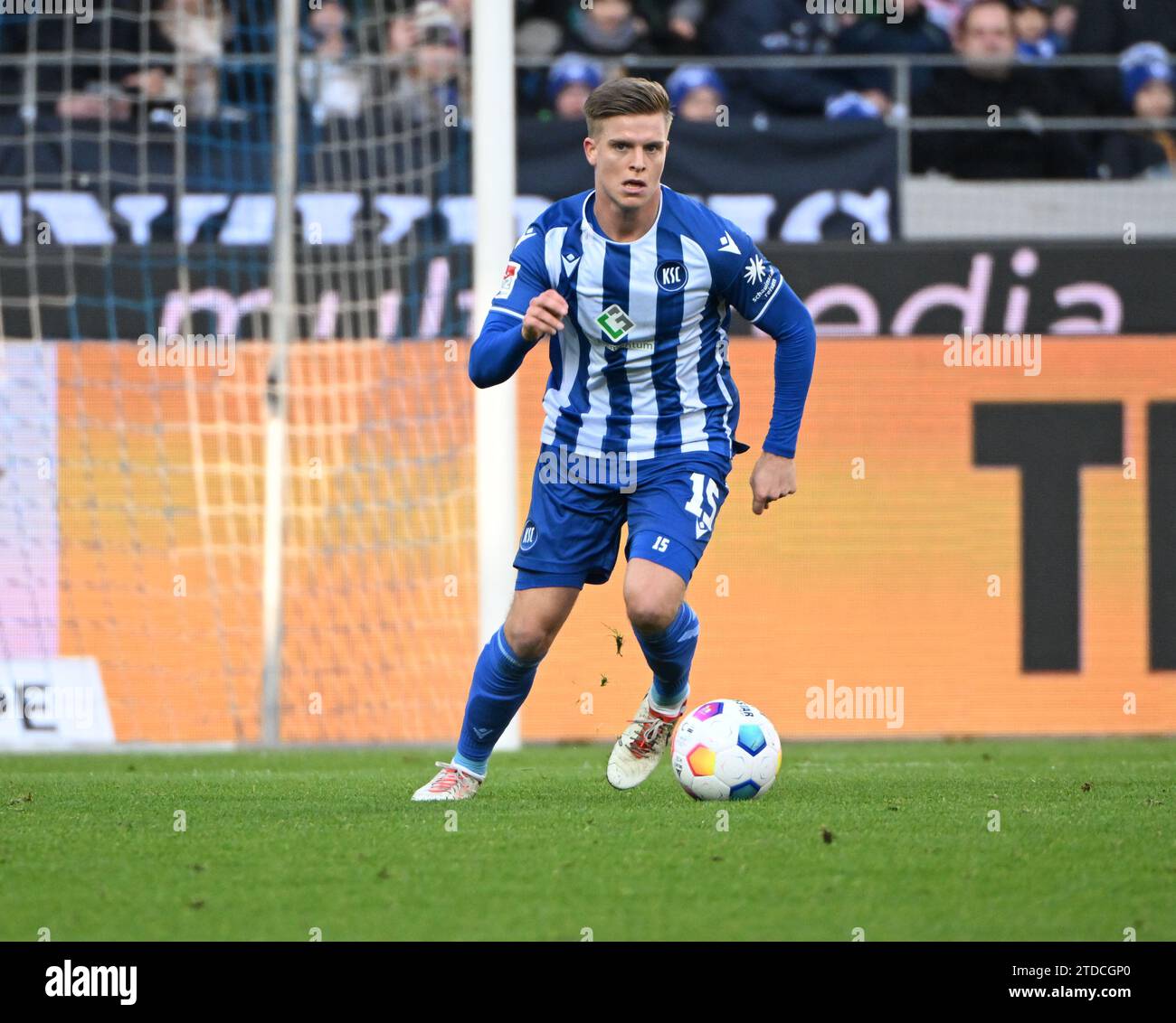 Karlsruhe, Germany. 17th Dec, 2023. Soccer: Bundesliga 2, Karlsruher SC ...