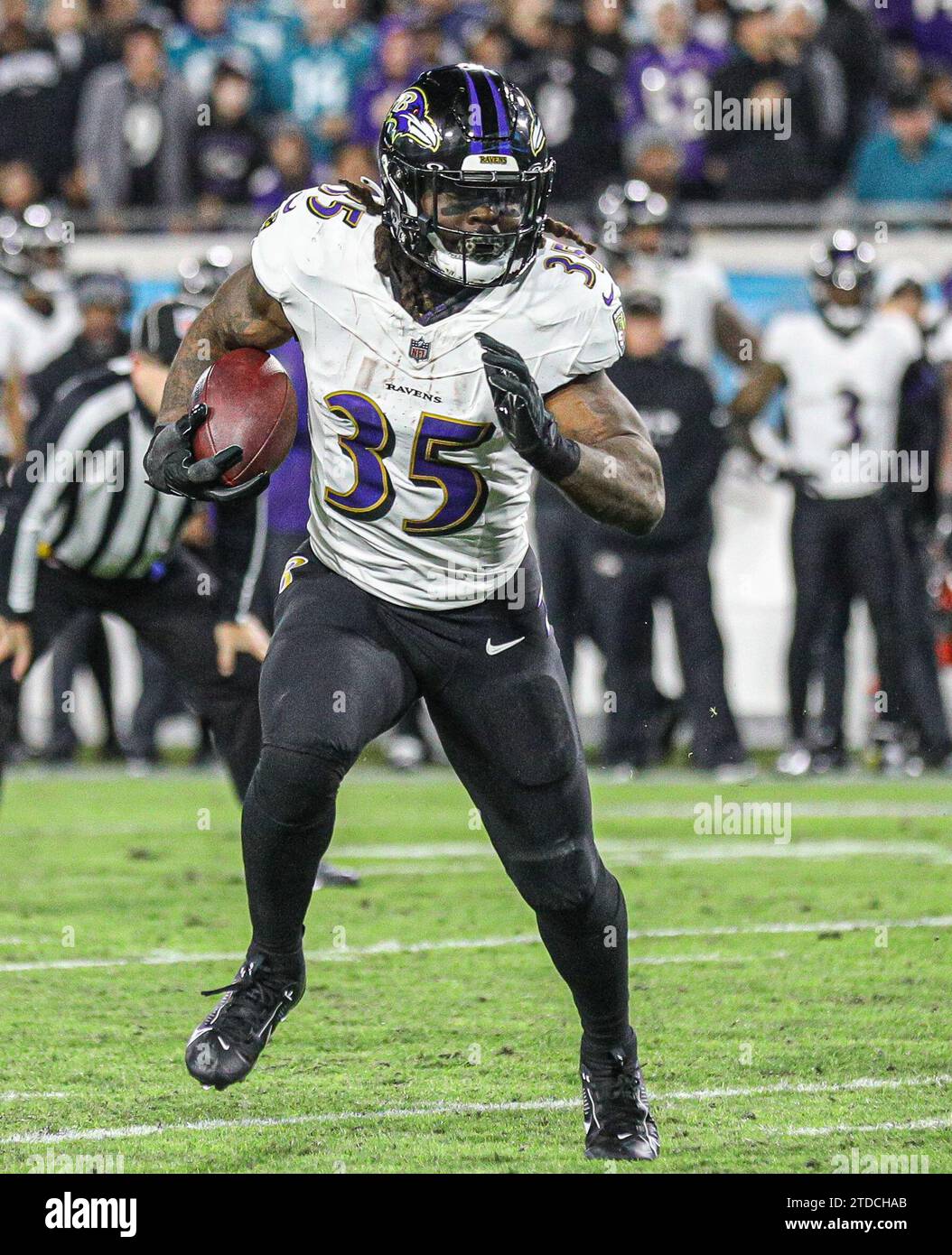 Jacksonville, FL, USA. 17th Dec, 2023. Baltimore RB Gus Edwards (35 ...