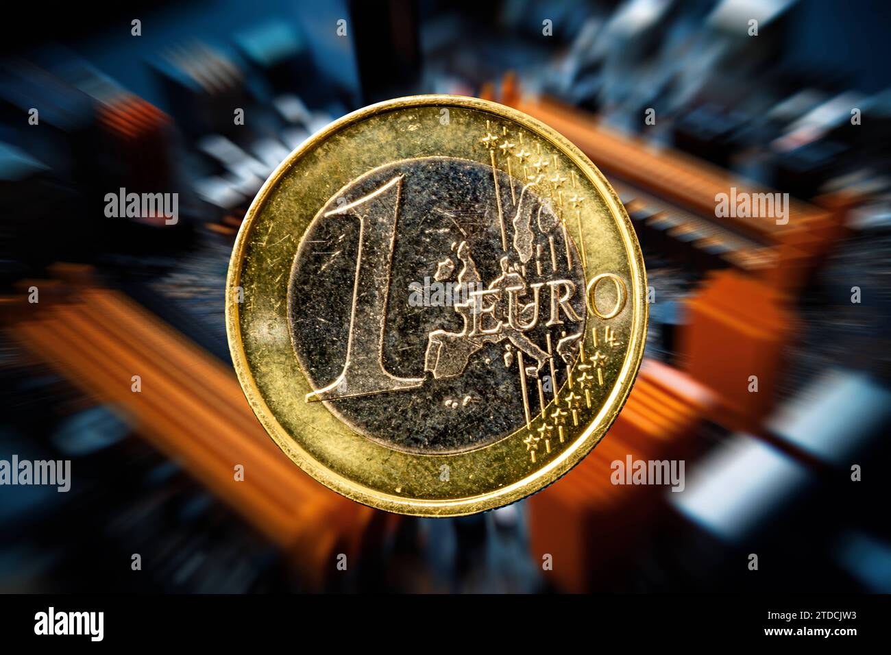 Symbolbild digitaler Euro: Ein-Euro-Münze vor einem virtuellen ...