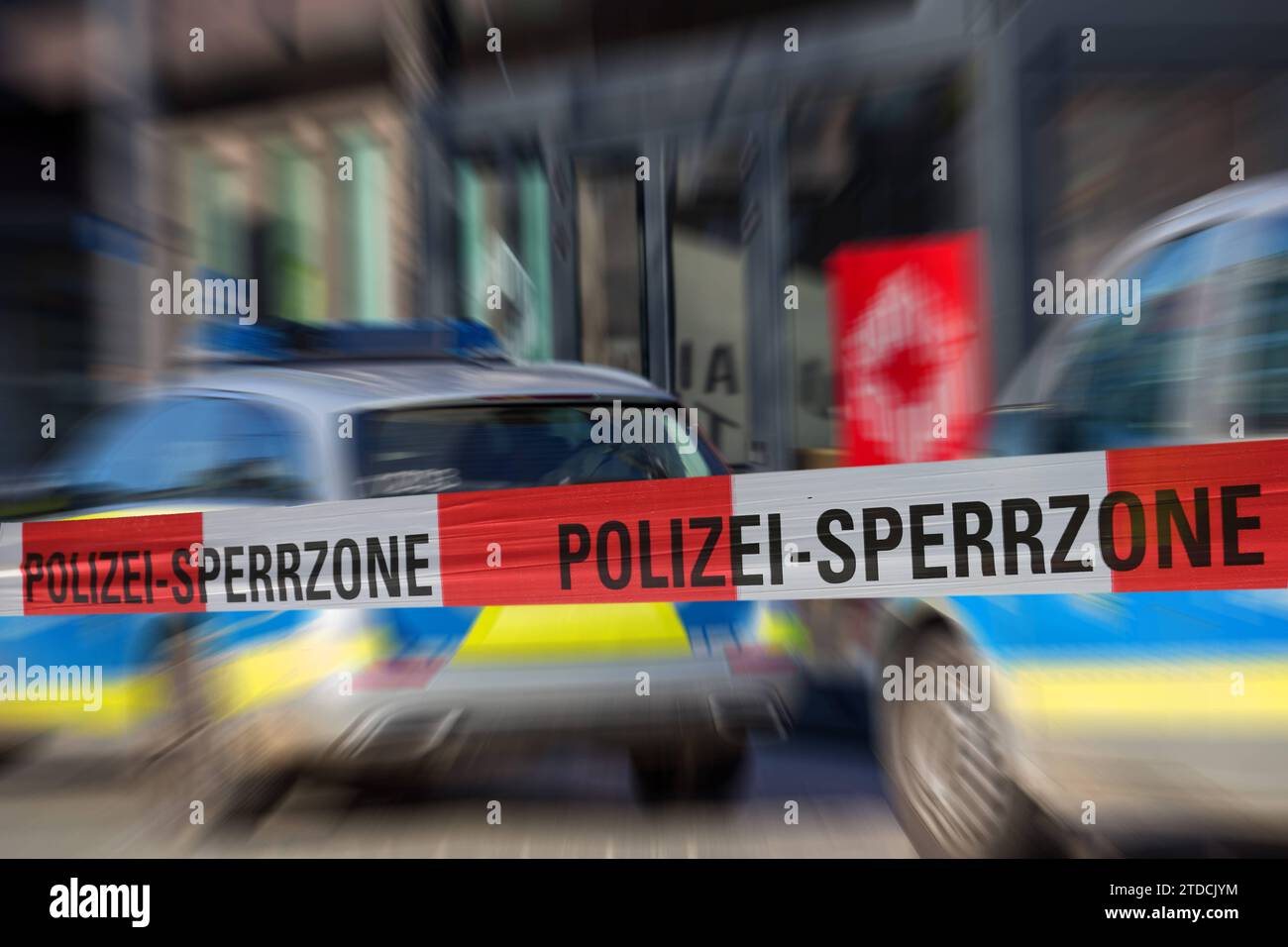 Symbolbild: Polizeiabsperrung mit Polizeifahrzeugen im Hintergrund ...