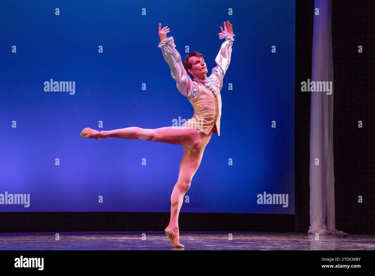 Arabesque ballet hi-res stock photography and images - Alamy