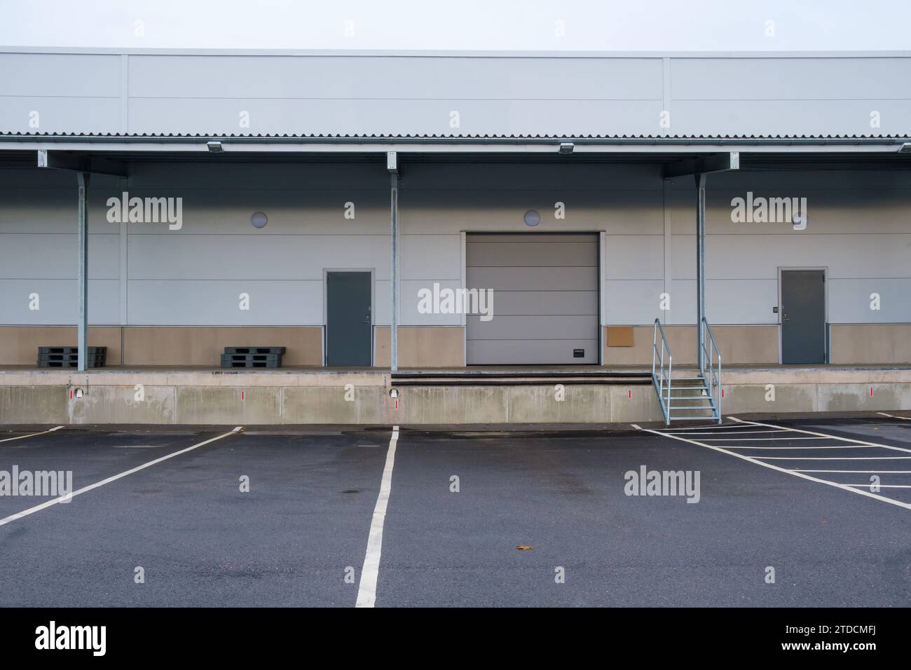 Loading dock for trucks at a warehouse Stock Photo - Alamy