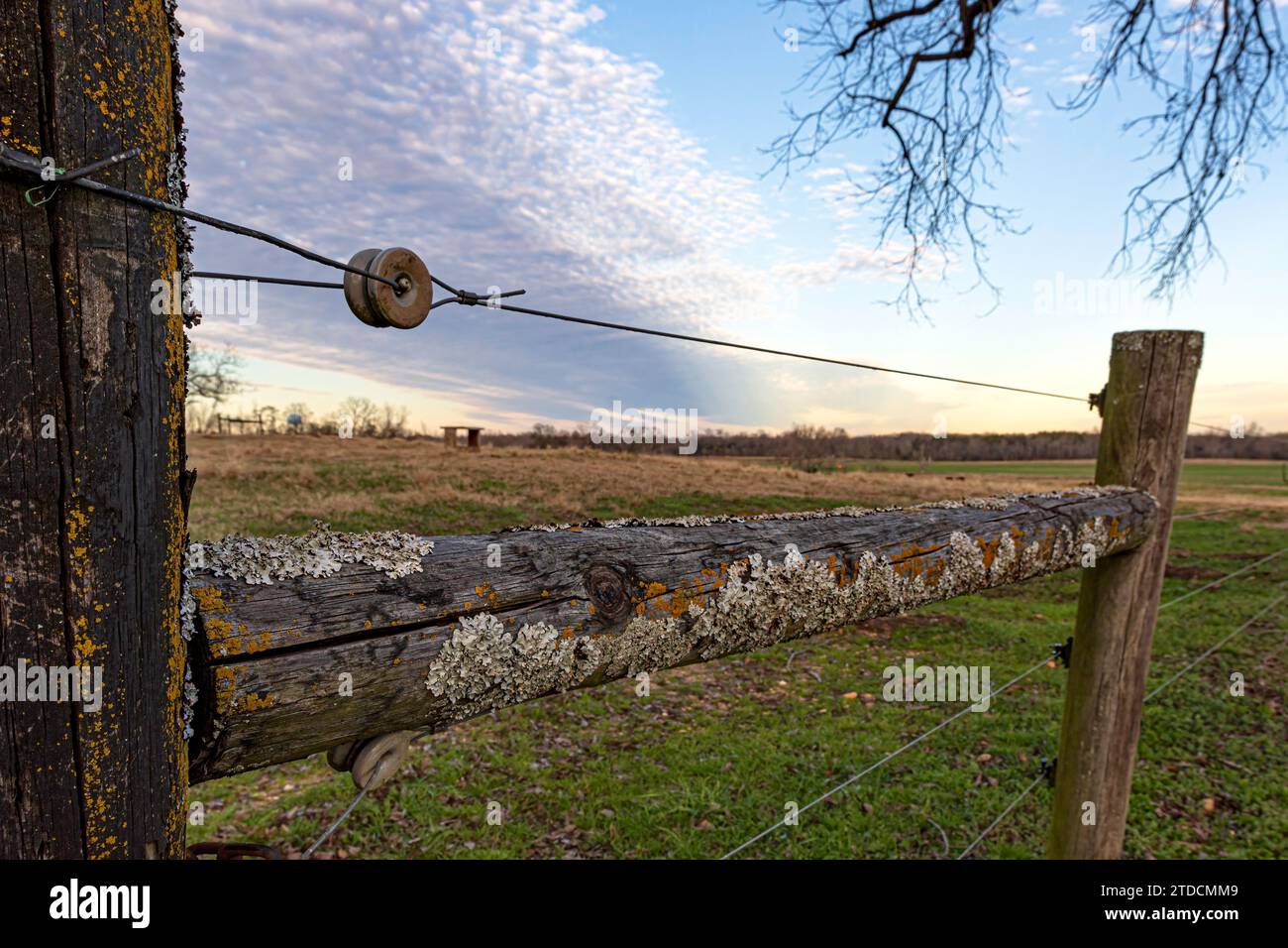 Rustic wooden fence lines hi-res stock photography and images - Alamy