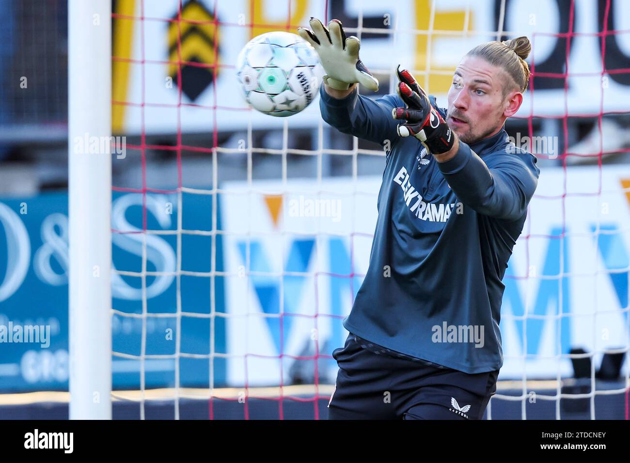 ROTTERDAM, NETHERLANDS - DECEMBER 17: Goalkeeper Lars Unnerstall (FC ...