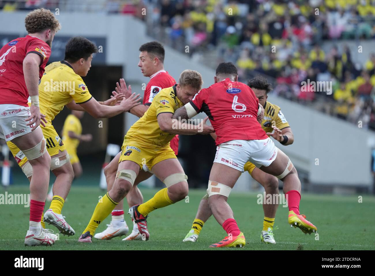 Sungoliath's Sam Cane and Brave Lupus' Shannon Frizell during the Japan ...