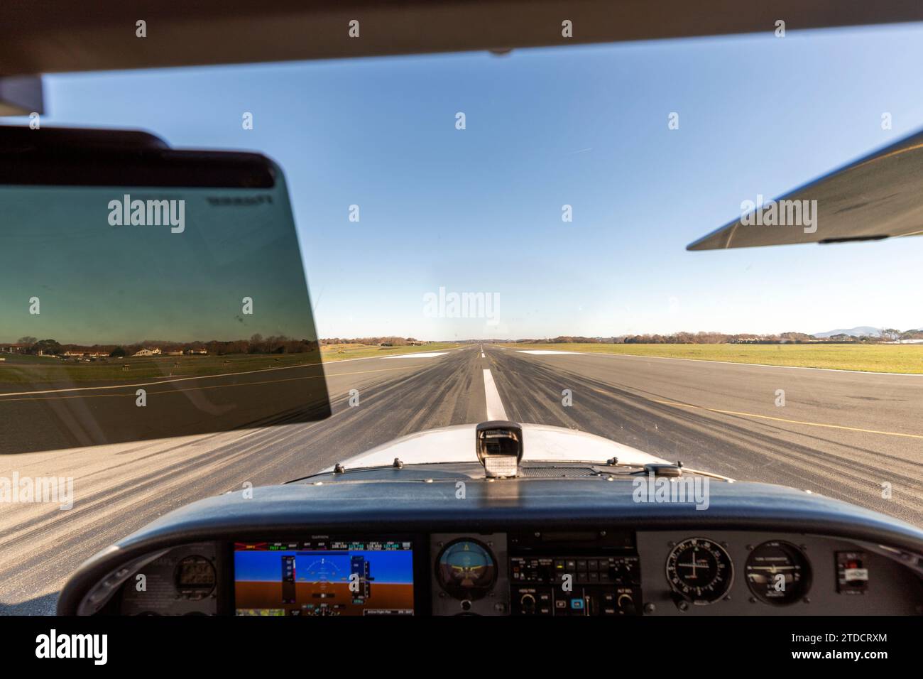 Cessna 172S taking off from Biarritz Airport Stock Photo - Alamy