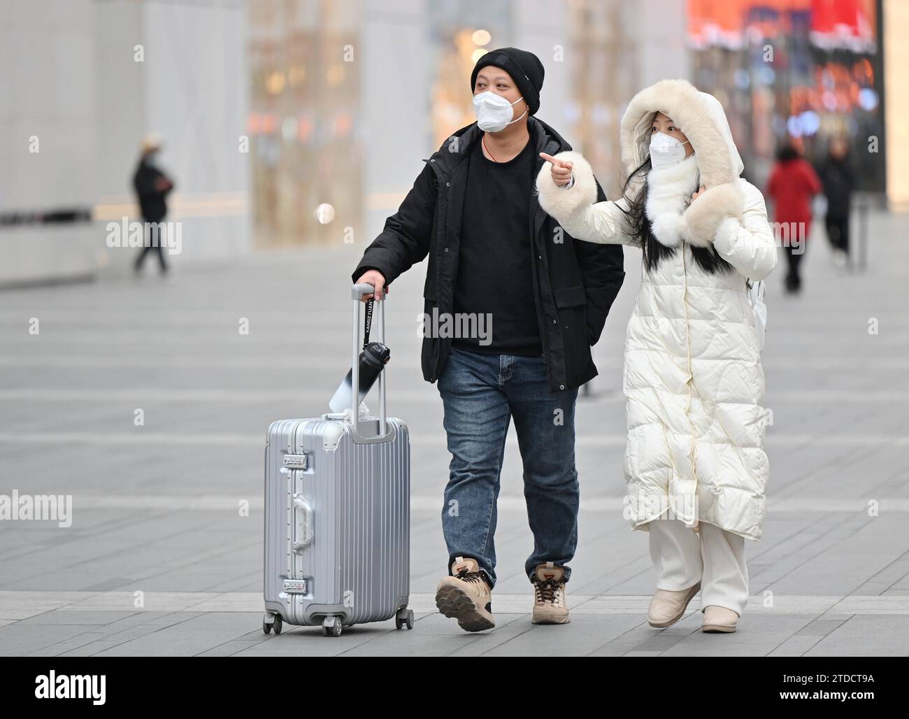 People wear thick clothes as temperature drops sharply in Chengdu City ...