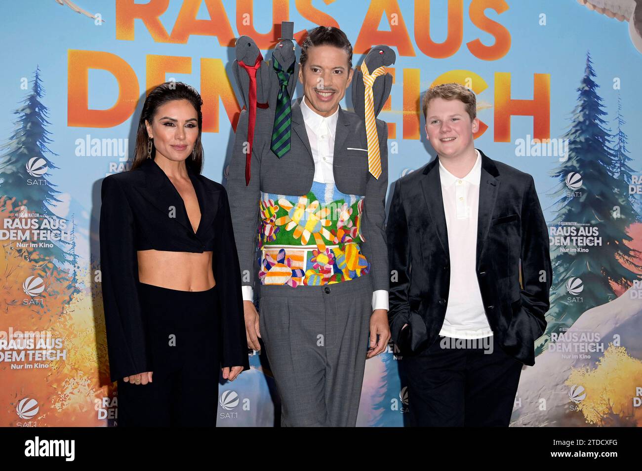 Nazan Eckes, Jorge Gonzalez und Julius Weckauf bei der Premiere des ...