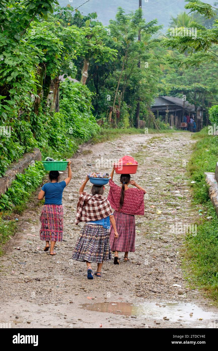mujeres en el camino, La Taña, Franja Transversal del Norte ...