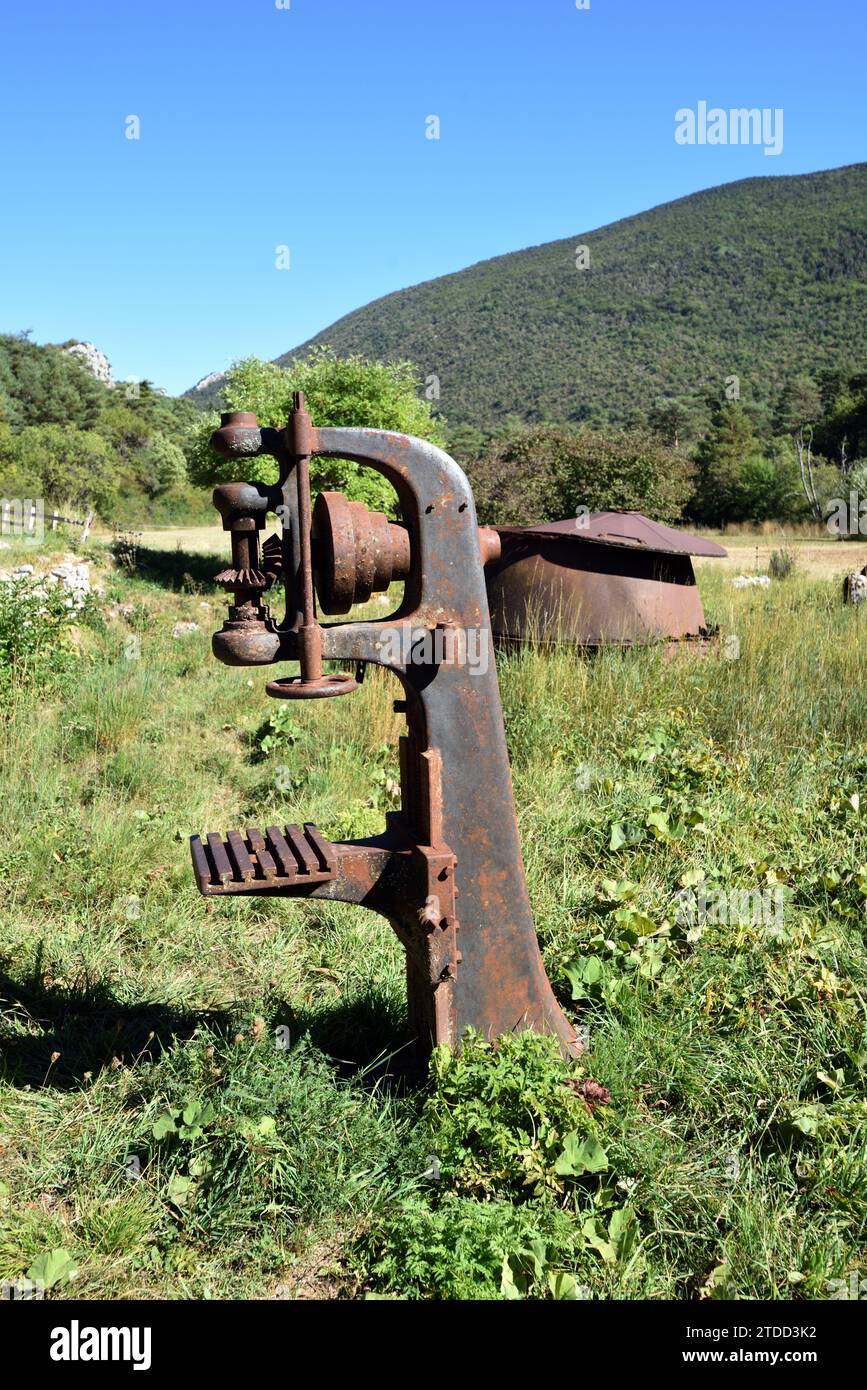 Vintage or Old Wood Clamp for holding logs or tree trunks & Rusty ...
