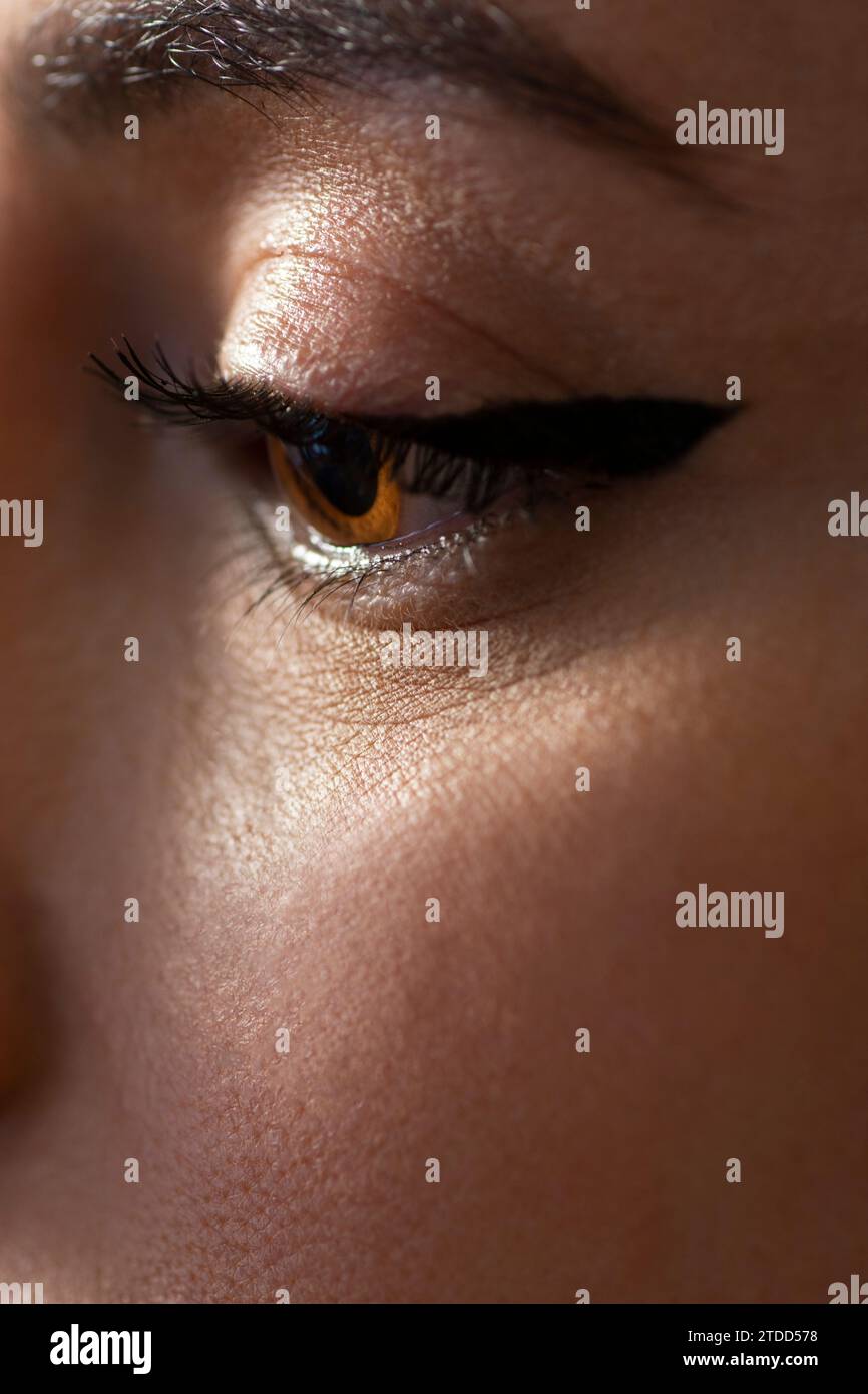 Side view of woman's eye Stock Photo - Alamy