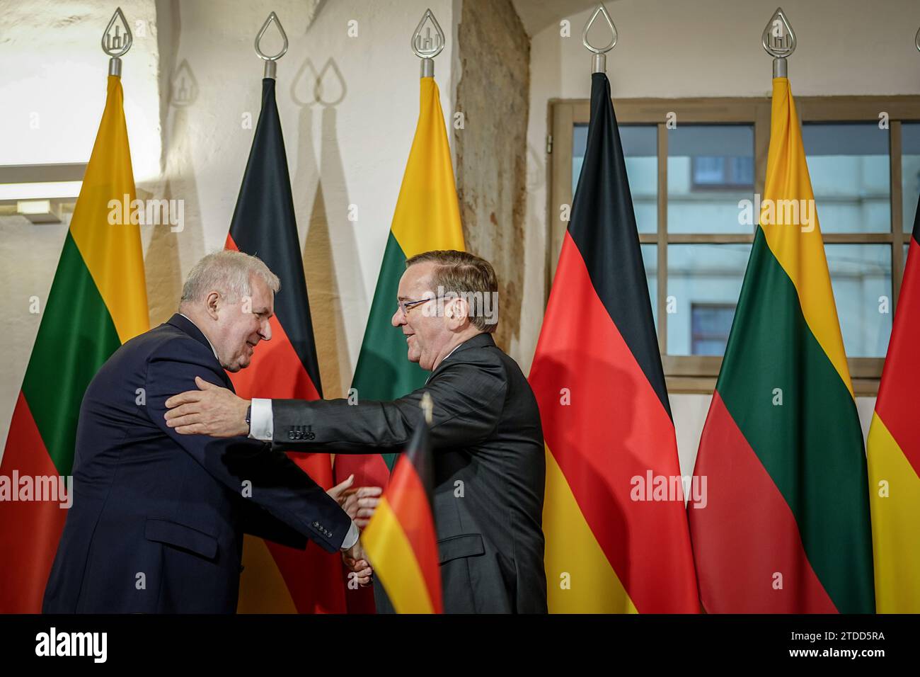 Vilnius, Lithuania. 18th Dec, 2023. Boris Pistorius (r, SPD), Federal ...