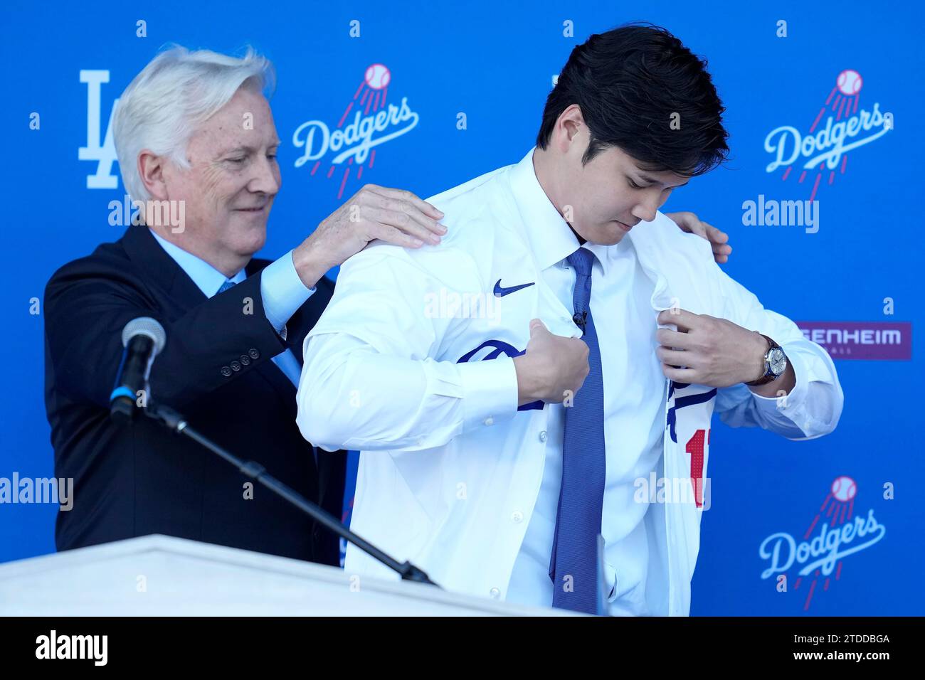Los Angeles Dodgers' Shohei Ohtani, right, puts on a jersey with the ...