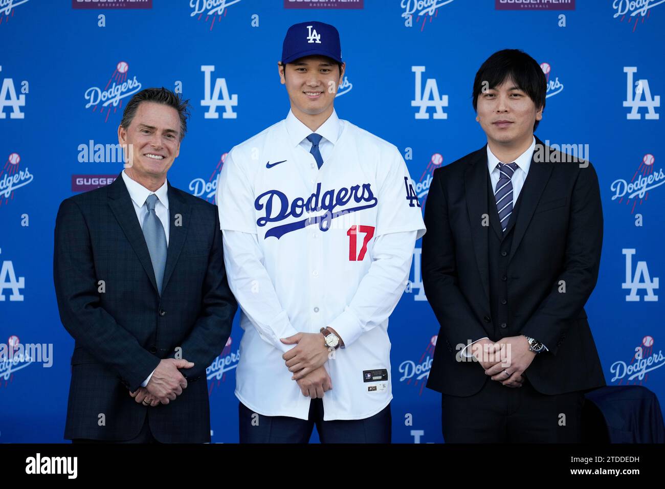 Los Angeles Dodgers' Shohei Ohtani, center, poses for a photo with ...