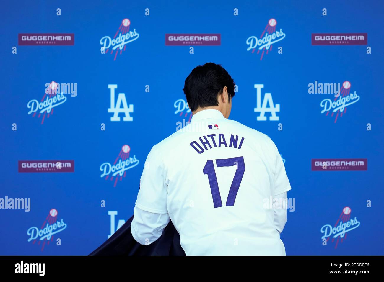 Los Angeles Dodgers' Shohei Ohtani leaves the stage after a baseball ...