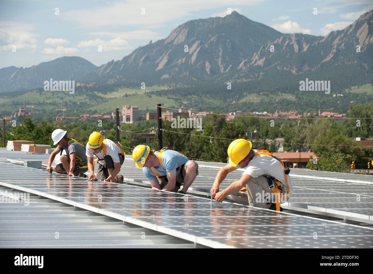 Photovoltaic installers on the world's first solar powered gym Stock ...