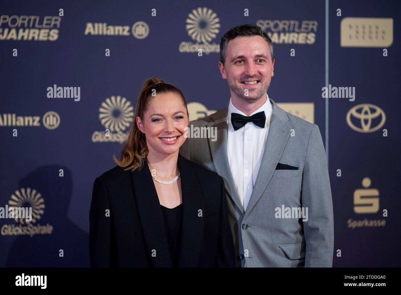 Gina Lueckenkemper mit Begleitung von Fiveaside auf dem roten Teppich ...