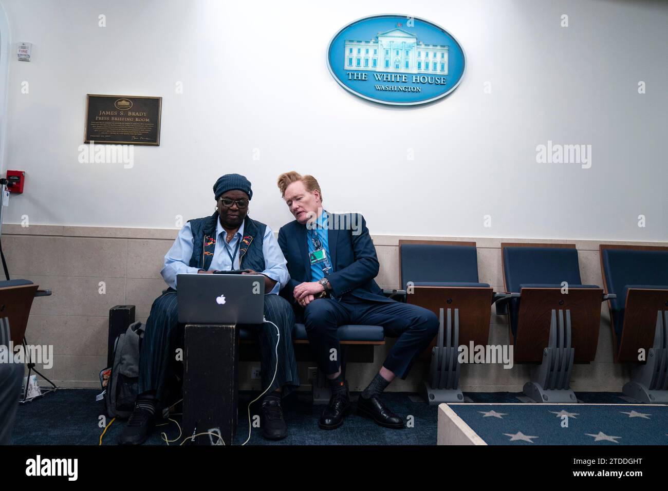 Comedian Conan O'Brien talks with CBS audio engineer Shari Thomas ...