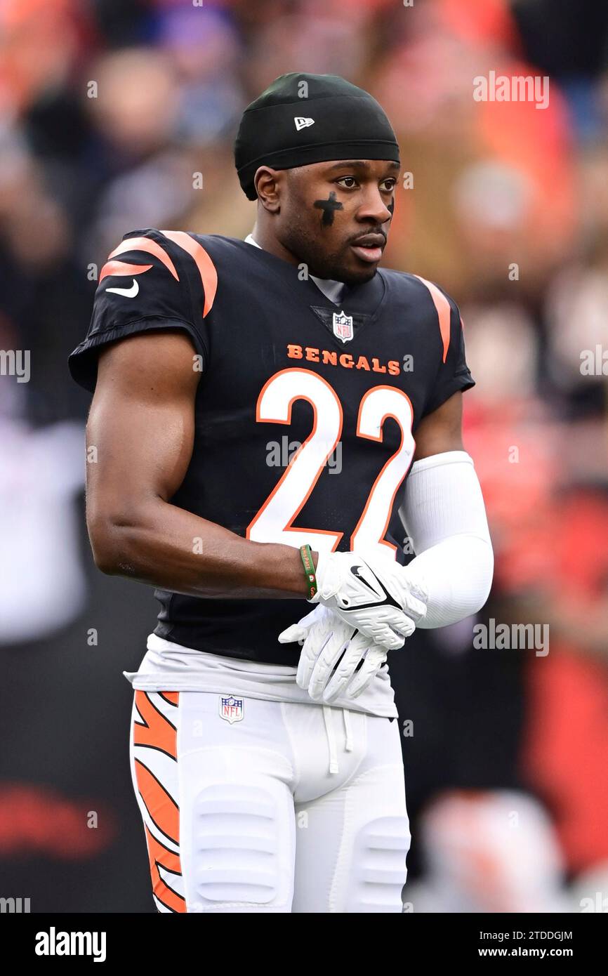 Cincinnati Bengals cornerback Chidobe Awuzie (22) warms up before an ...