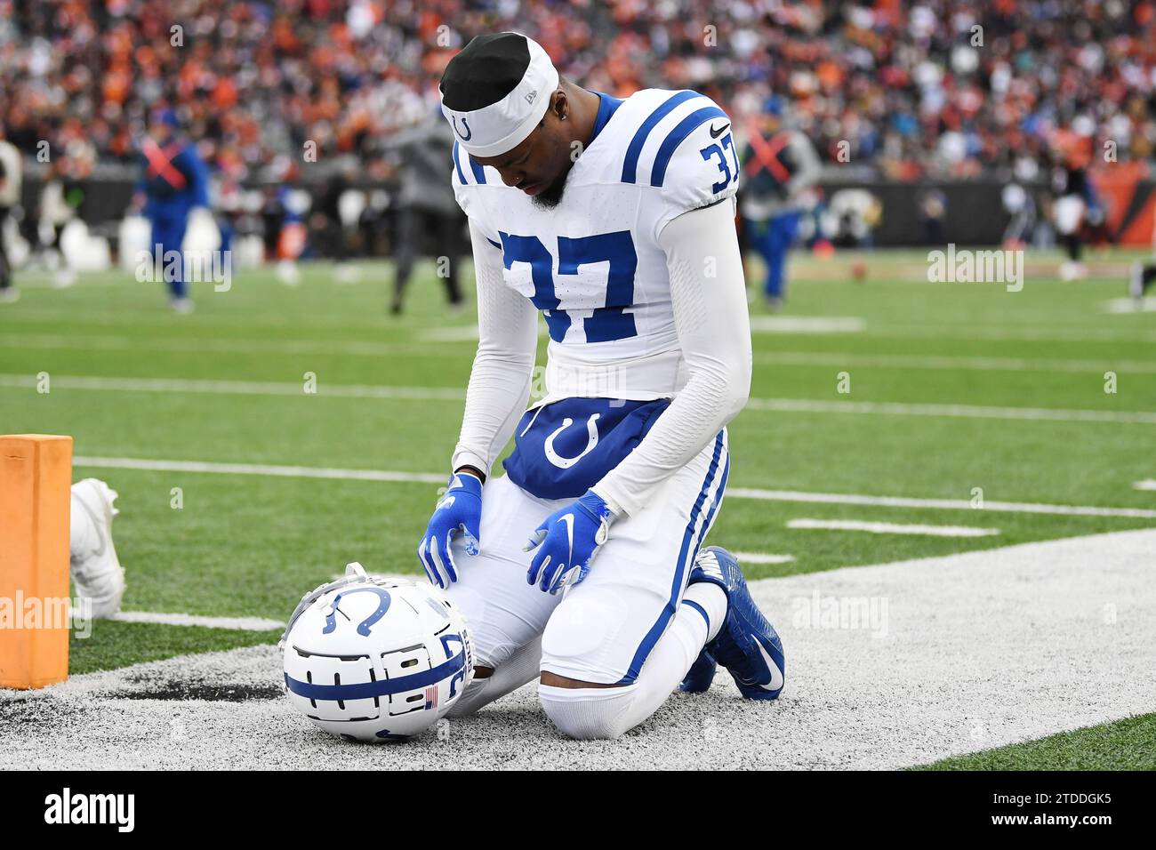 Indianapolis Colts cornerback Ameer Speed (37) kneels in the end zone ...