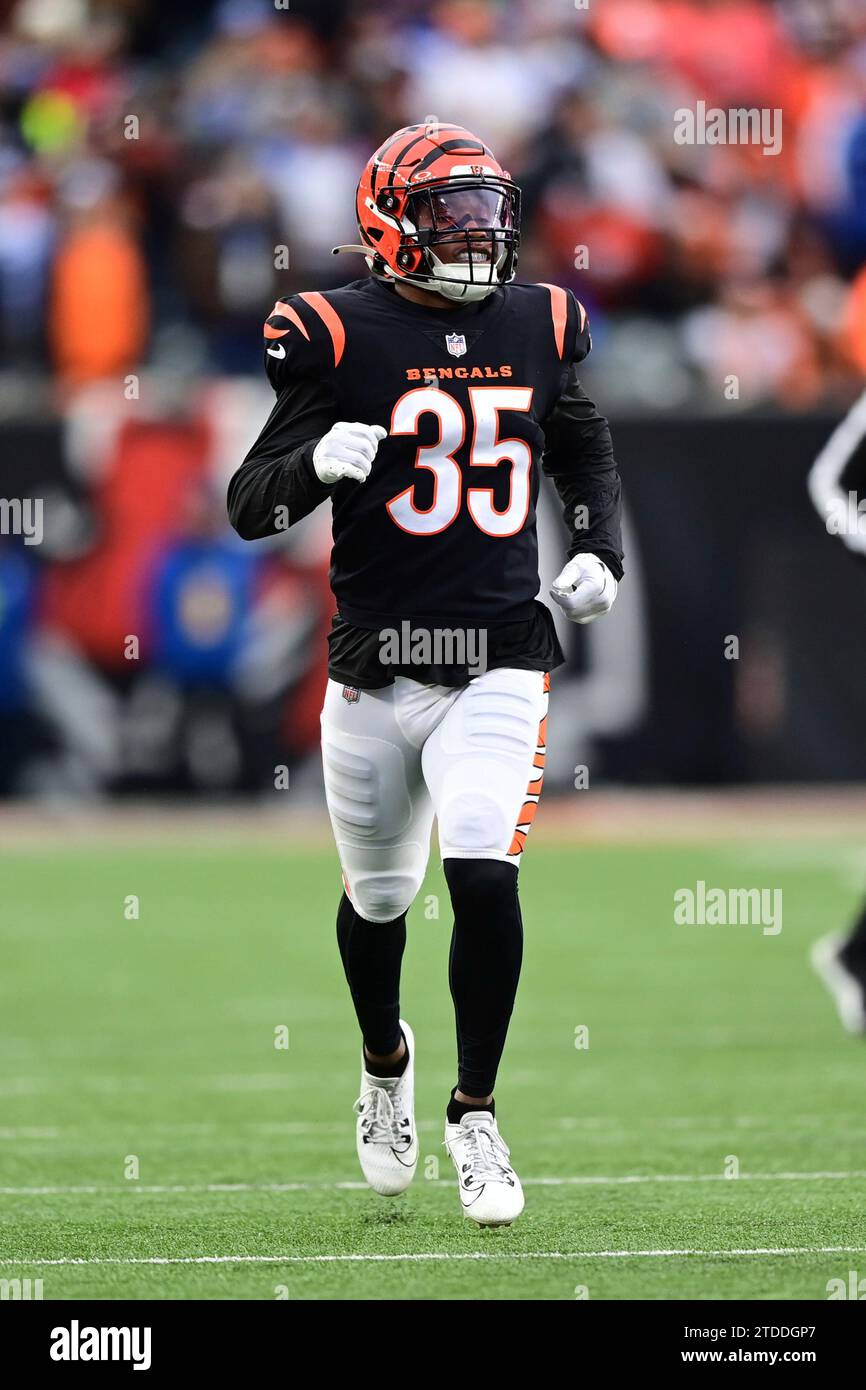 Cincinnati Bengals cornerback Jalen Davis (35) runs for the play during ...