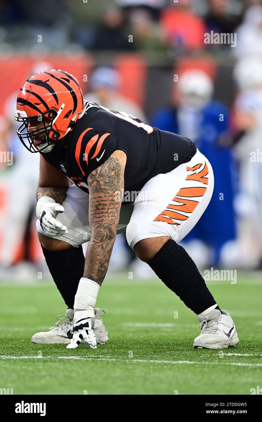 Cincinnati Bengals offensive tackle Cody Ford (61) lines up for the ...