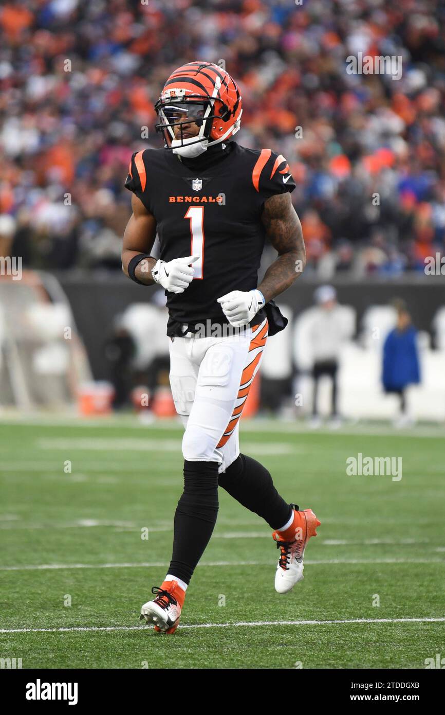 Cincinnati Bengals wide receiver Ja'Marr Chase (1) runs for the play ...