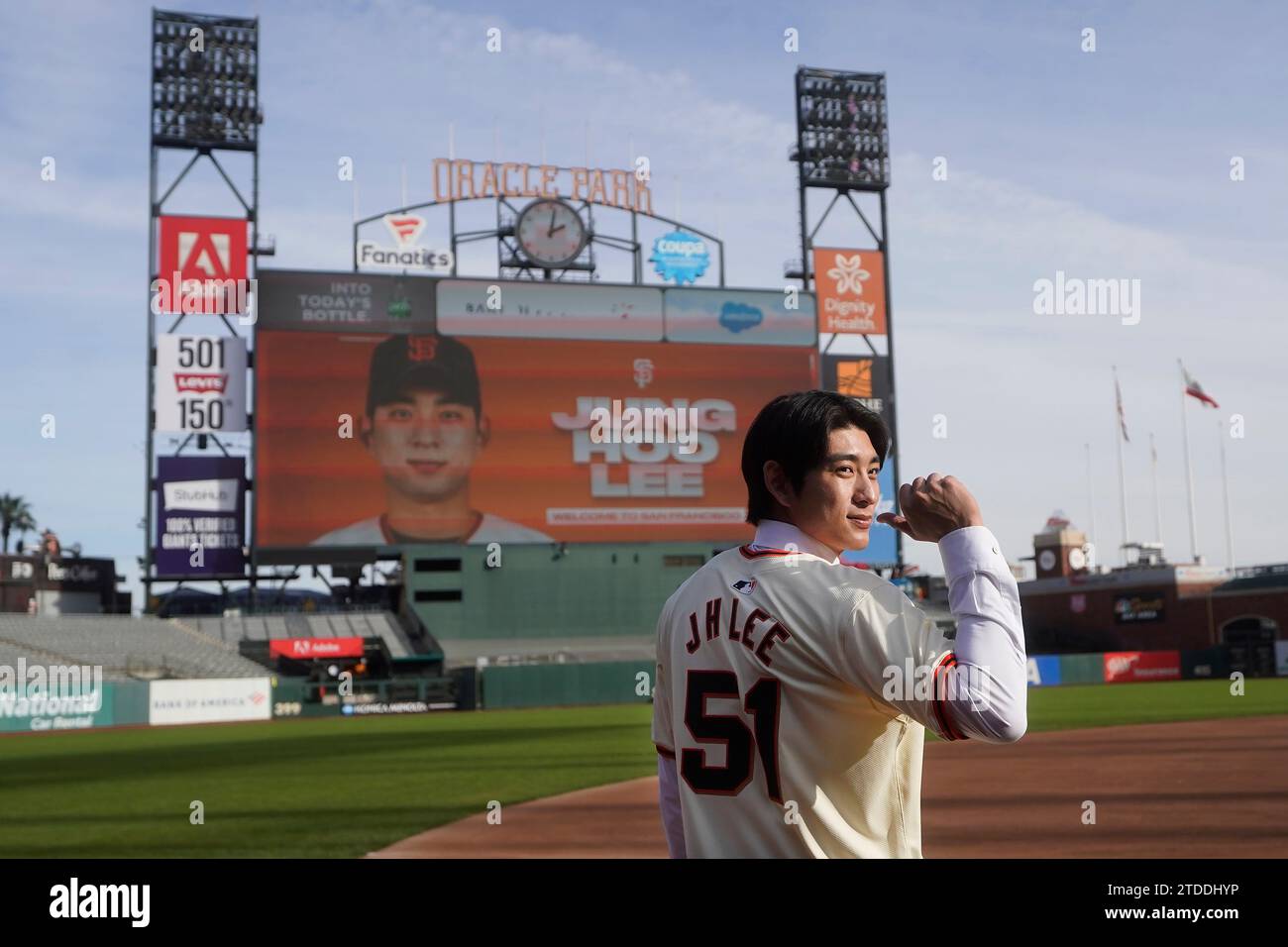 San Francisco Giants' Jung Hoo Lee poses for photos at Oracle Park ...