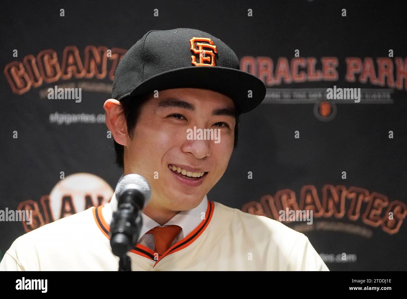San Francisco Giants' Jung Hoo Lee speaks during a baseball news ...