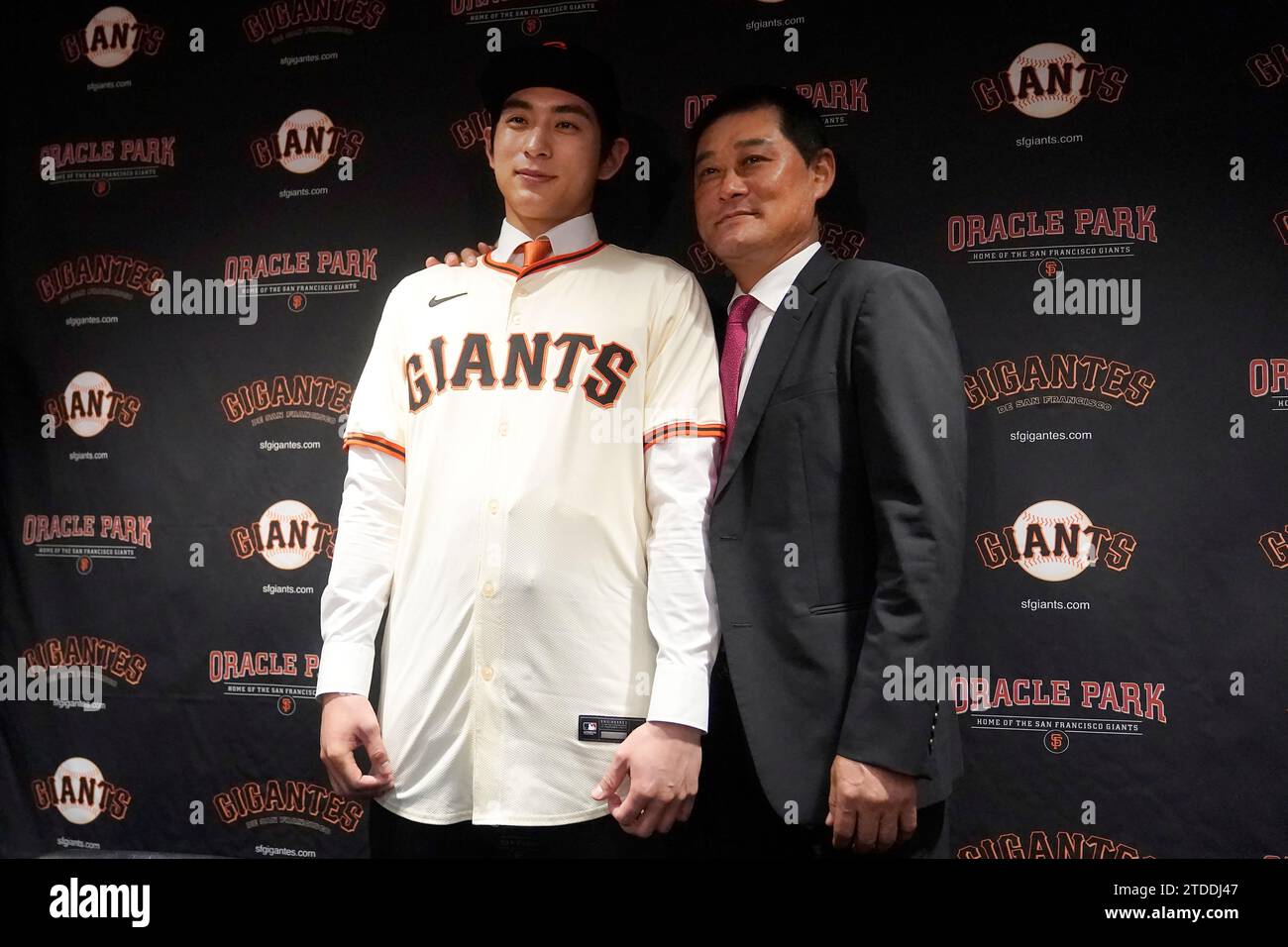 San Francisco Giants' Jung Hoo Lee, left, stands for photos with his ...