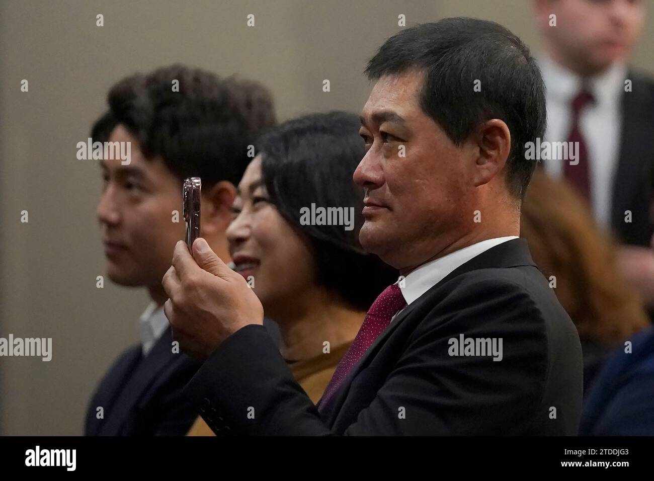 San Francisco Giants' Jung Hoo Lee father, Lee Jong-beom, foreground ...